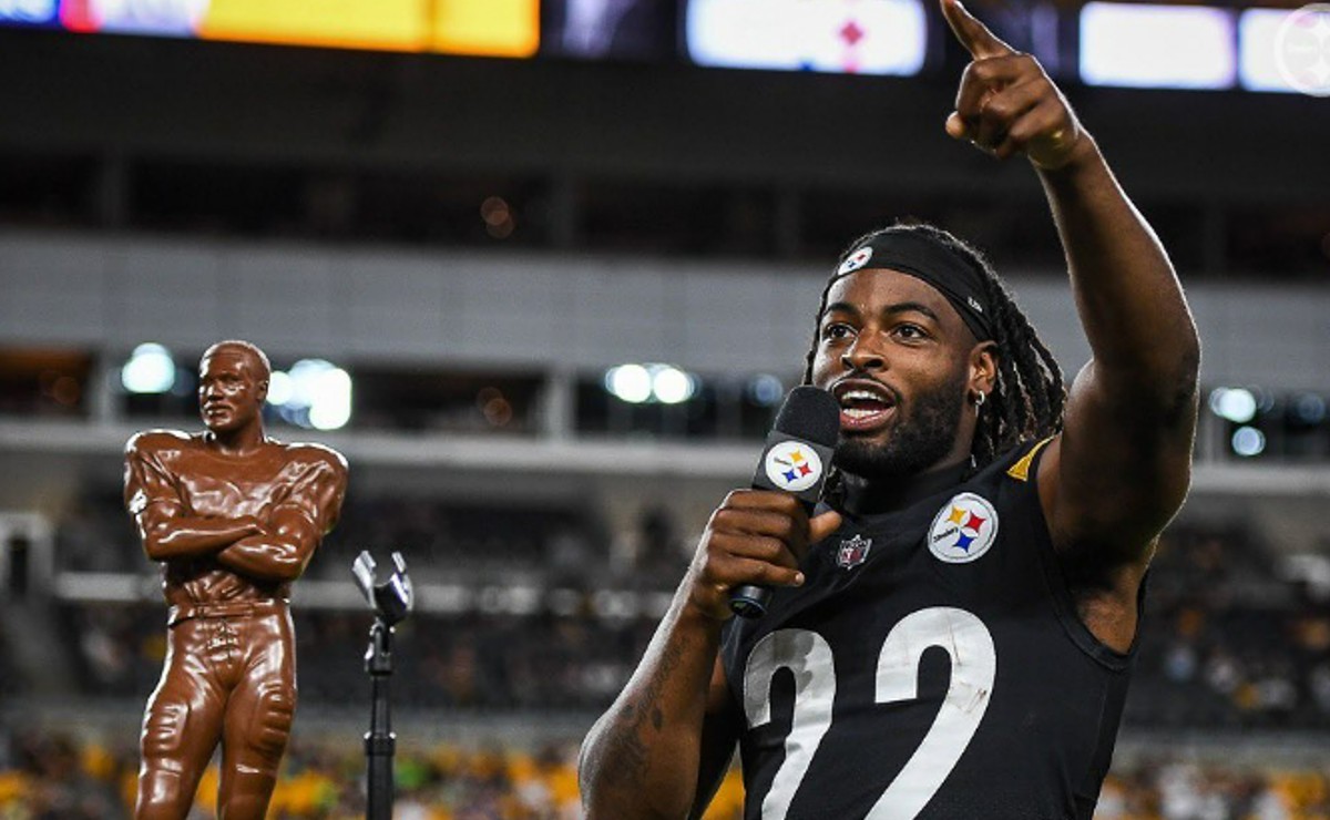 Najee Harris canta cumbia texana en plena cancha