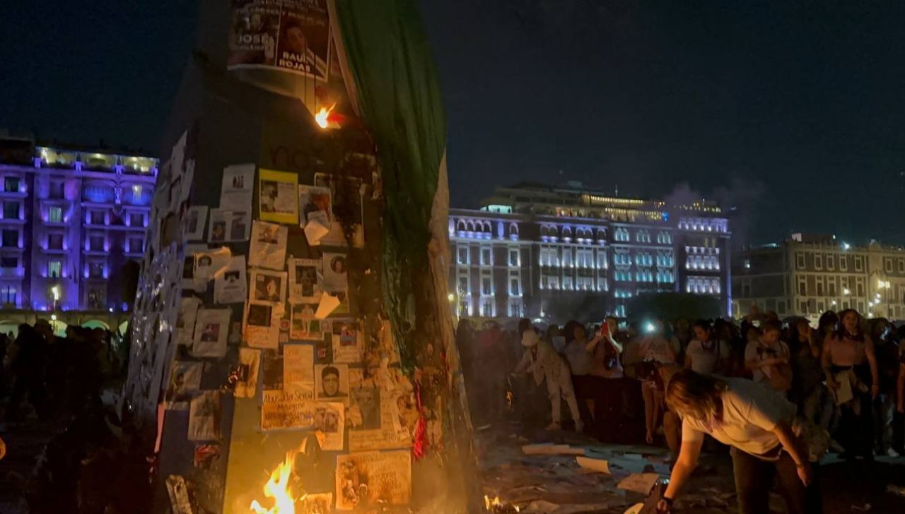 Quema de bandera de México al finalizar la marcha del 8M