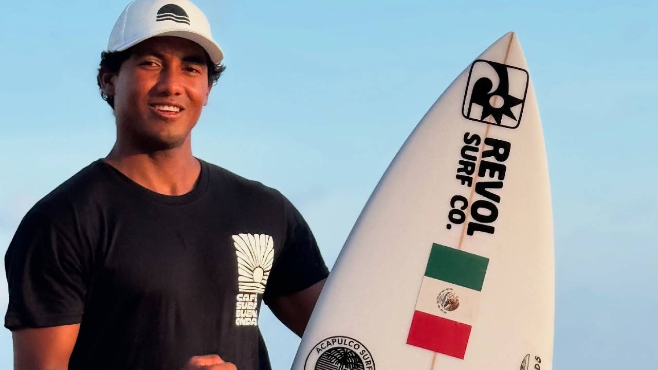 El surfista Rey Hernández lleva la bandera mexicana al Mundial