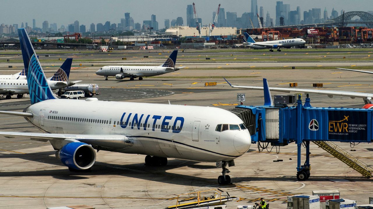United Airlines emite parada en tierra; suspende operaciones tras ...