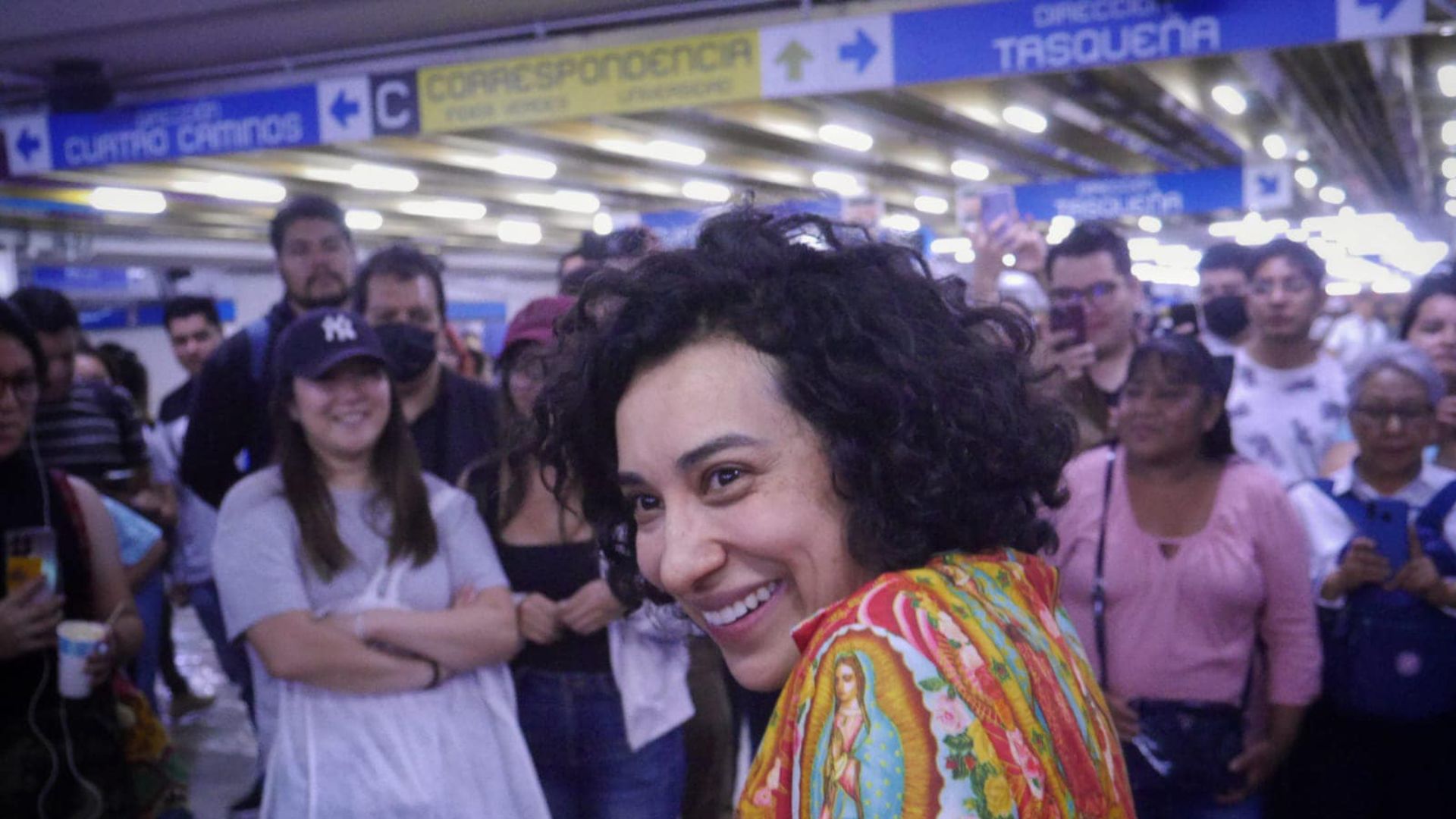 Video de Flor Amargo la vuelve viral: da concierto en calles de CDMX