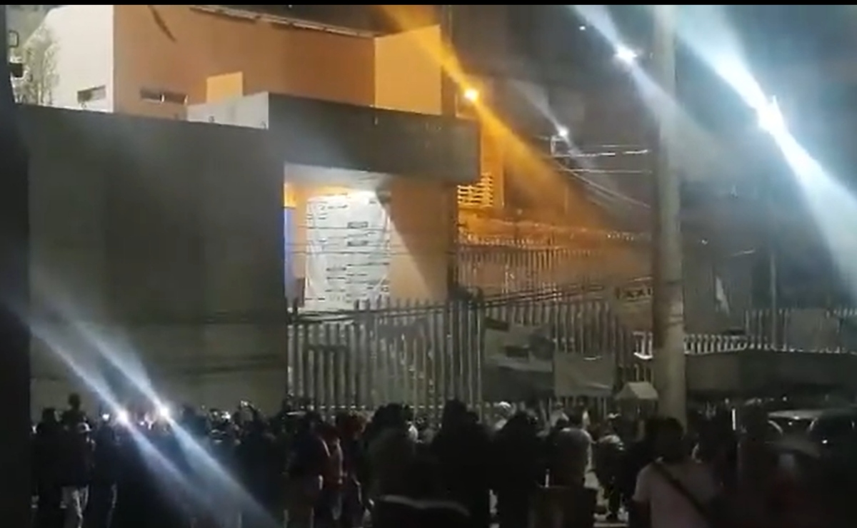 Familiares de reos bloquean entrada del penal de Barrientos tras riña