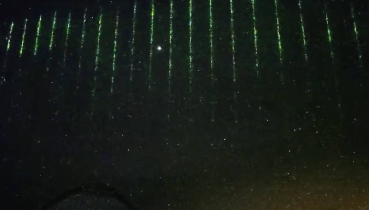 Rayos láser verdes aparecen en cielo de Hawái