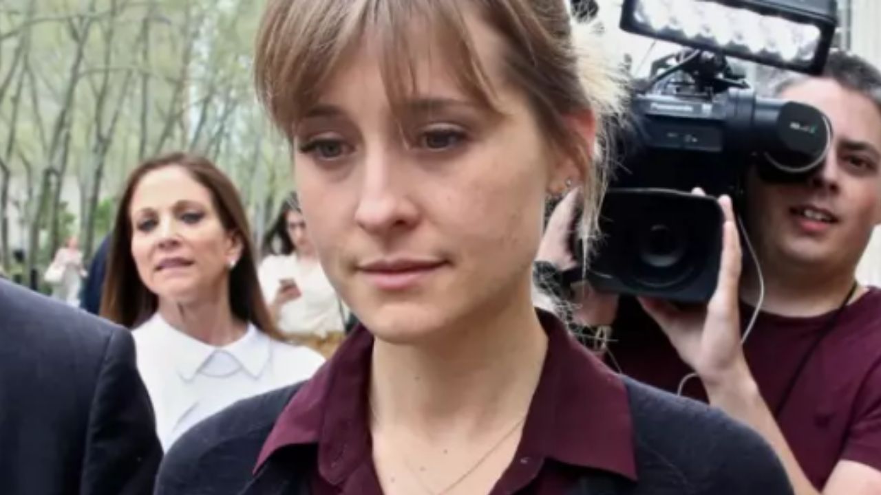Allison Mack, actriz de Smallville, reflexiona sobre sobrevivir a la secta NXIVM y su paso por ...
