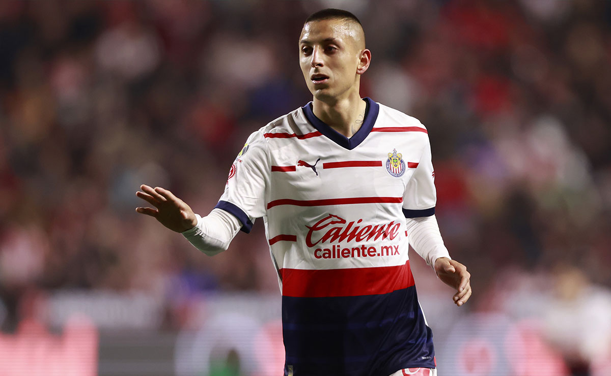 ¿Cuál es el sueldo que tiene el Piojo Alvarado con Chivas?