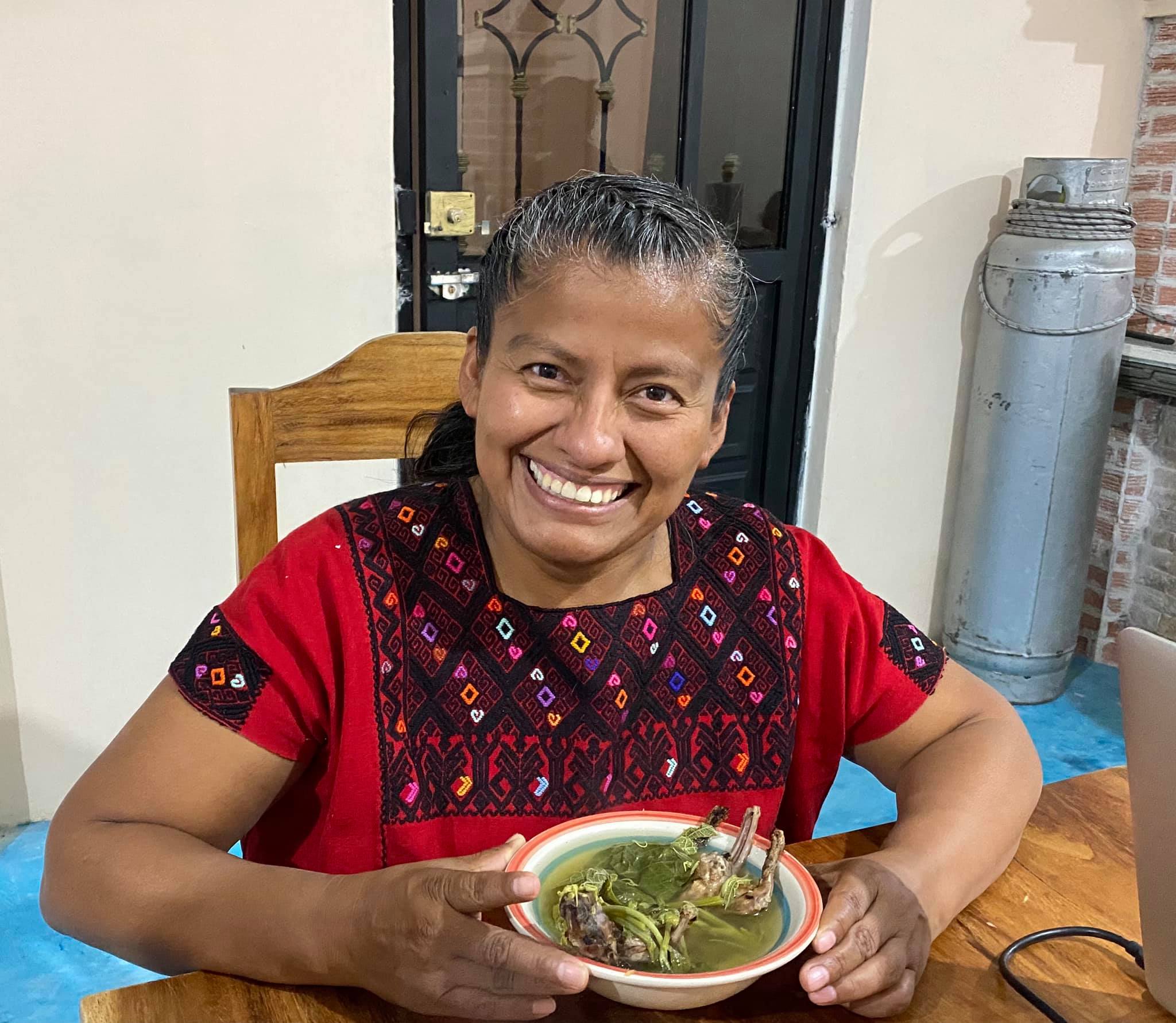 FOTOS: Diputada de Oaxaca come rata de monte y provoca críticas
