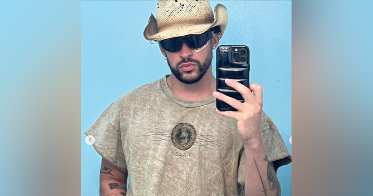 Bad Bunny enciende las redes con fotografía desnudo