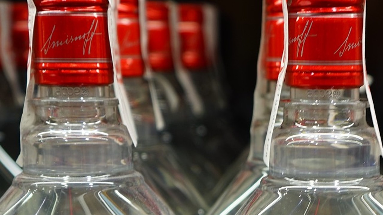 Estudiantes resultan intoxicadas con vodka en prepa