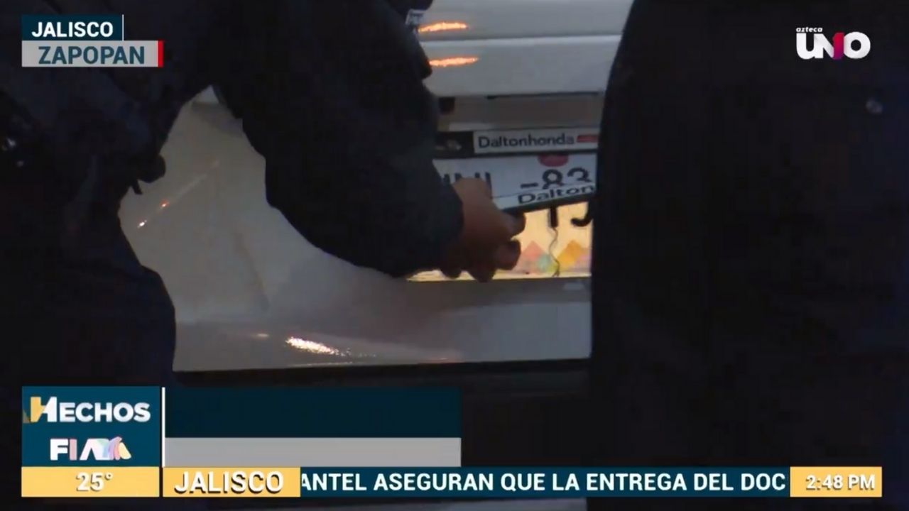 Autoridades descubren placas falsas de camioneta que chocó contra un tren en Zapopan