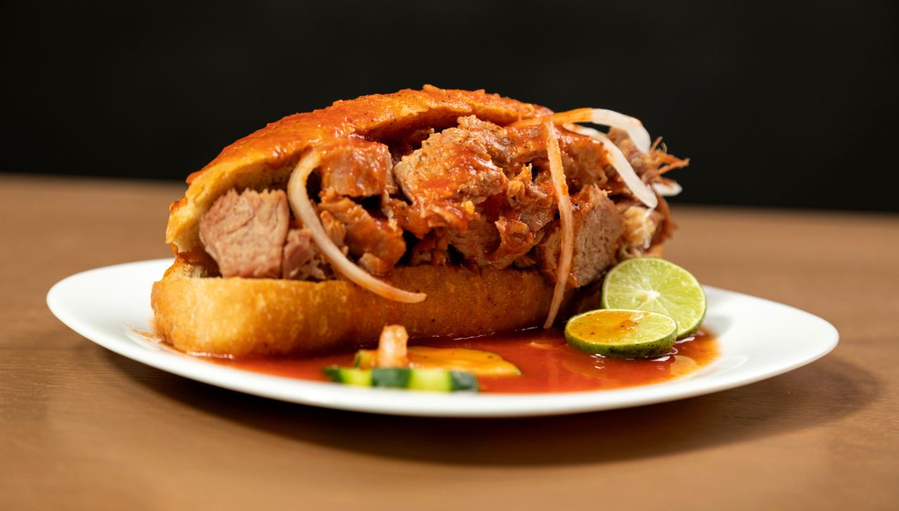 VIDEO: Esta es la mega torta ahogada en forma de rosca de Reyes