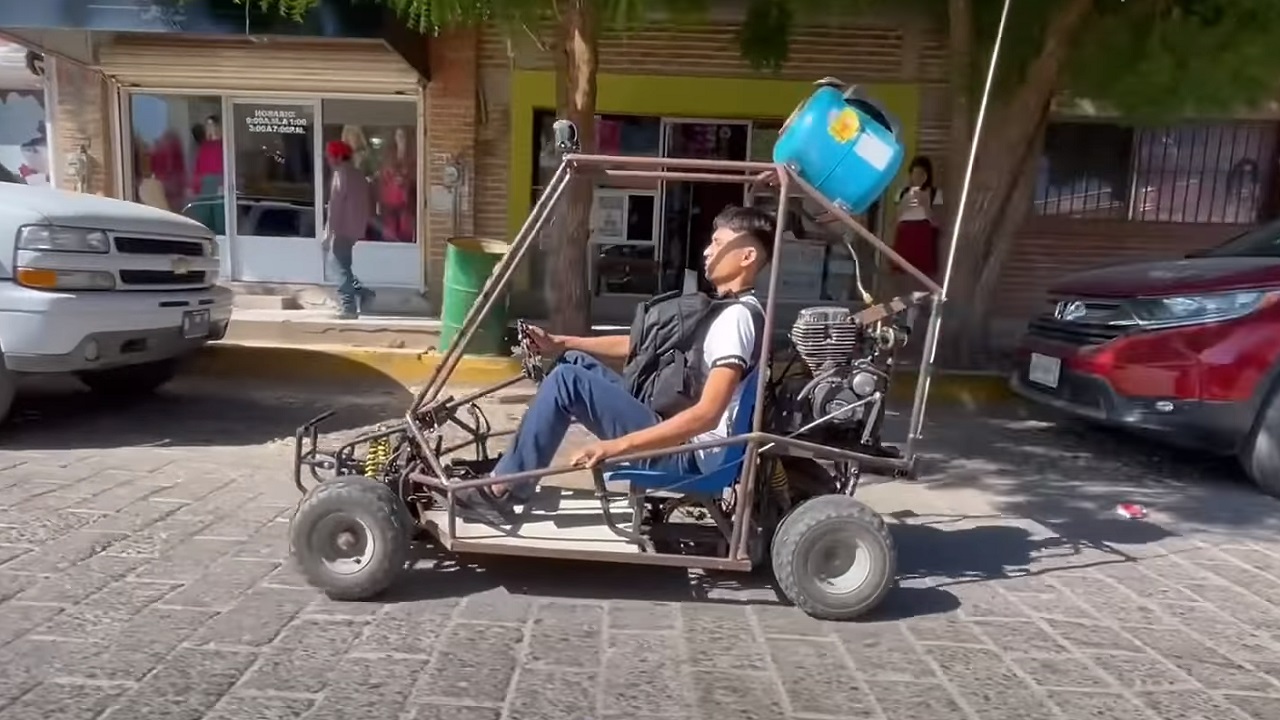 Estudiante construye auto con material reciclado; esto gasta en gasolina