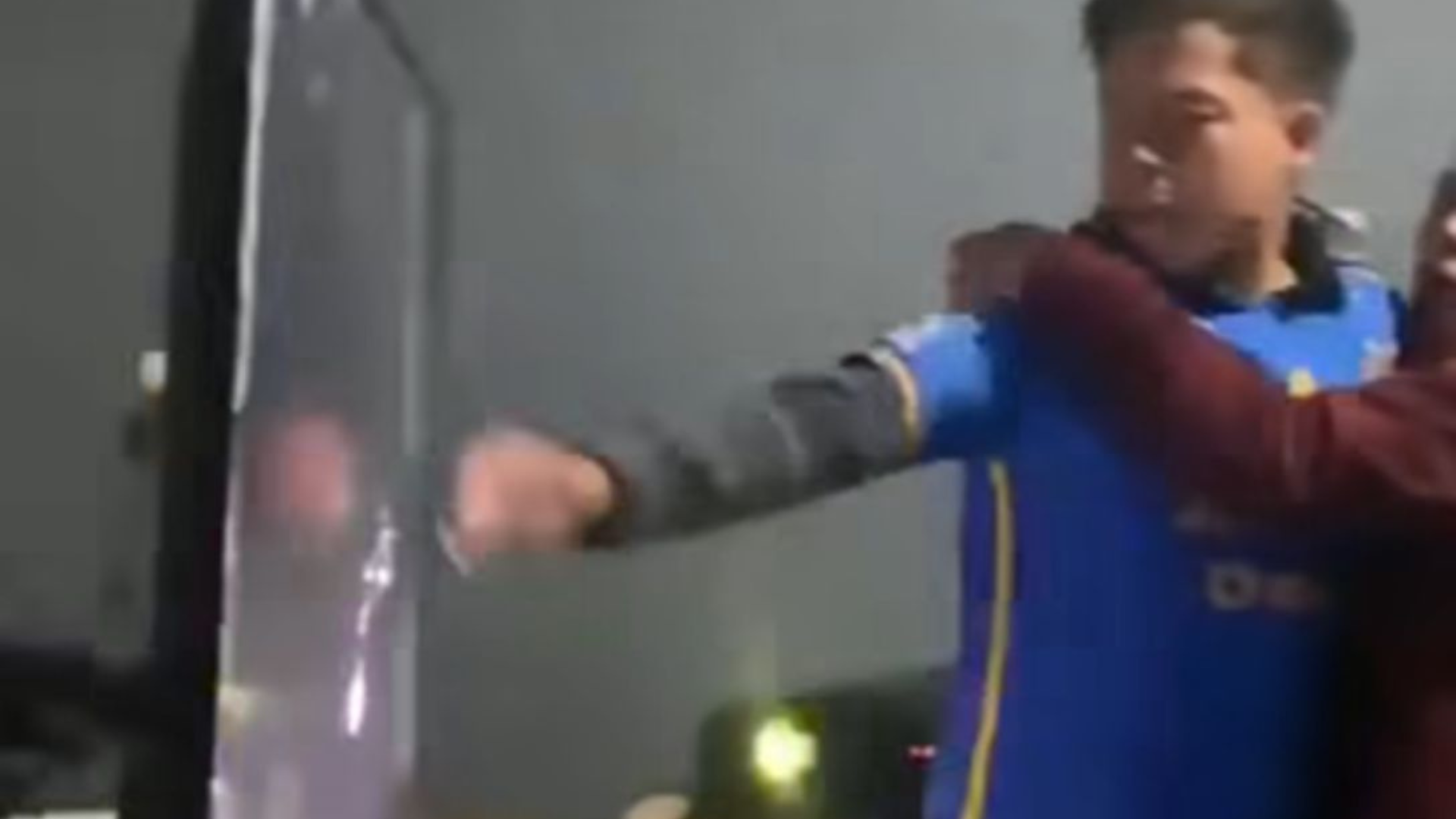 Kevin rompe la tele al ver a Tigres perder, video viral