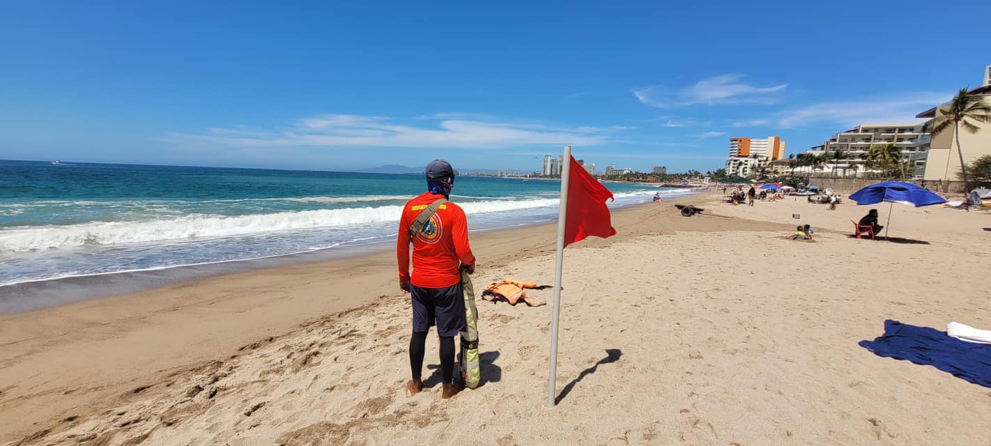 Puerto Vallarta emite HOY alerta por bandera roja en sus playas