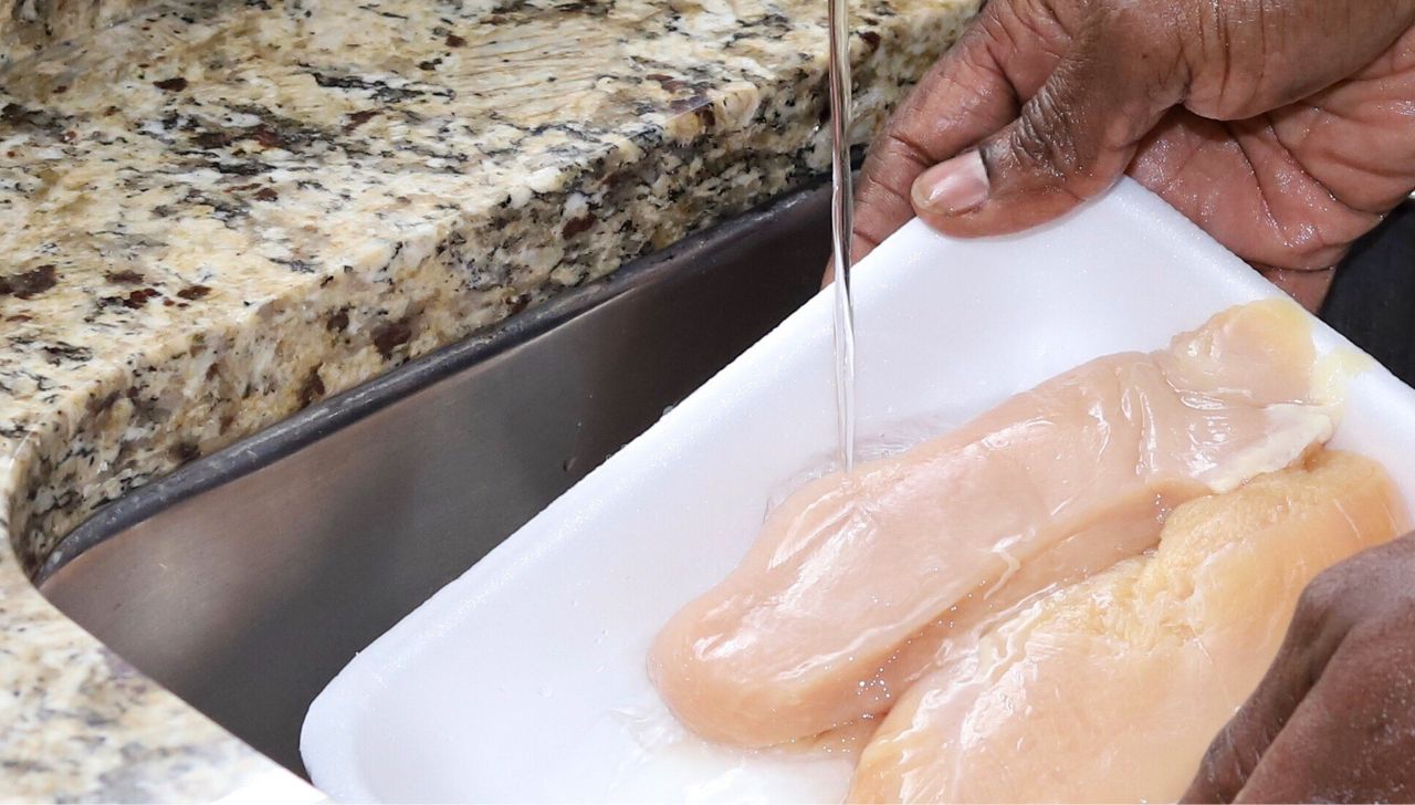 ¿El pollo se debe lavar?