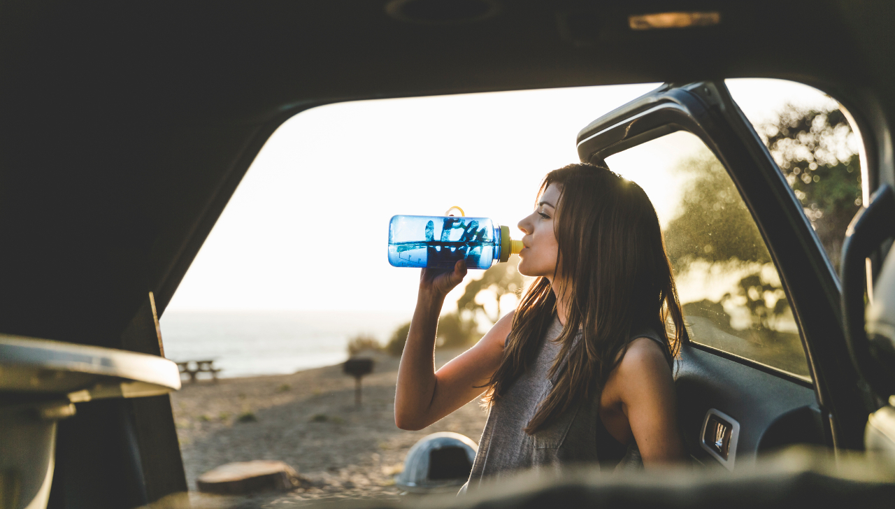 El peor peligro de beber agua que se calentó en tu coche