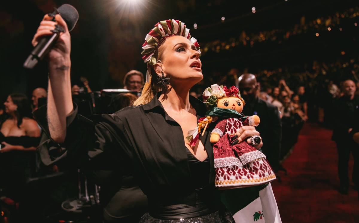 Adele recibe regalos mexicanos durante concierto en Las Vegas