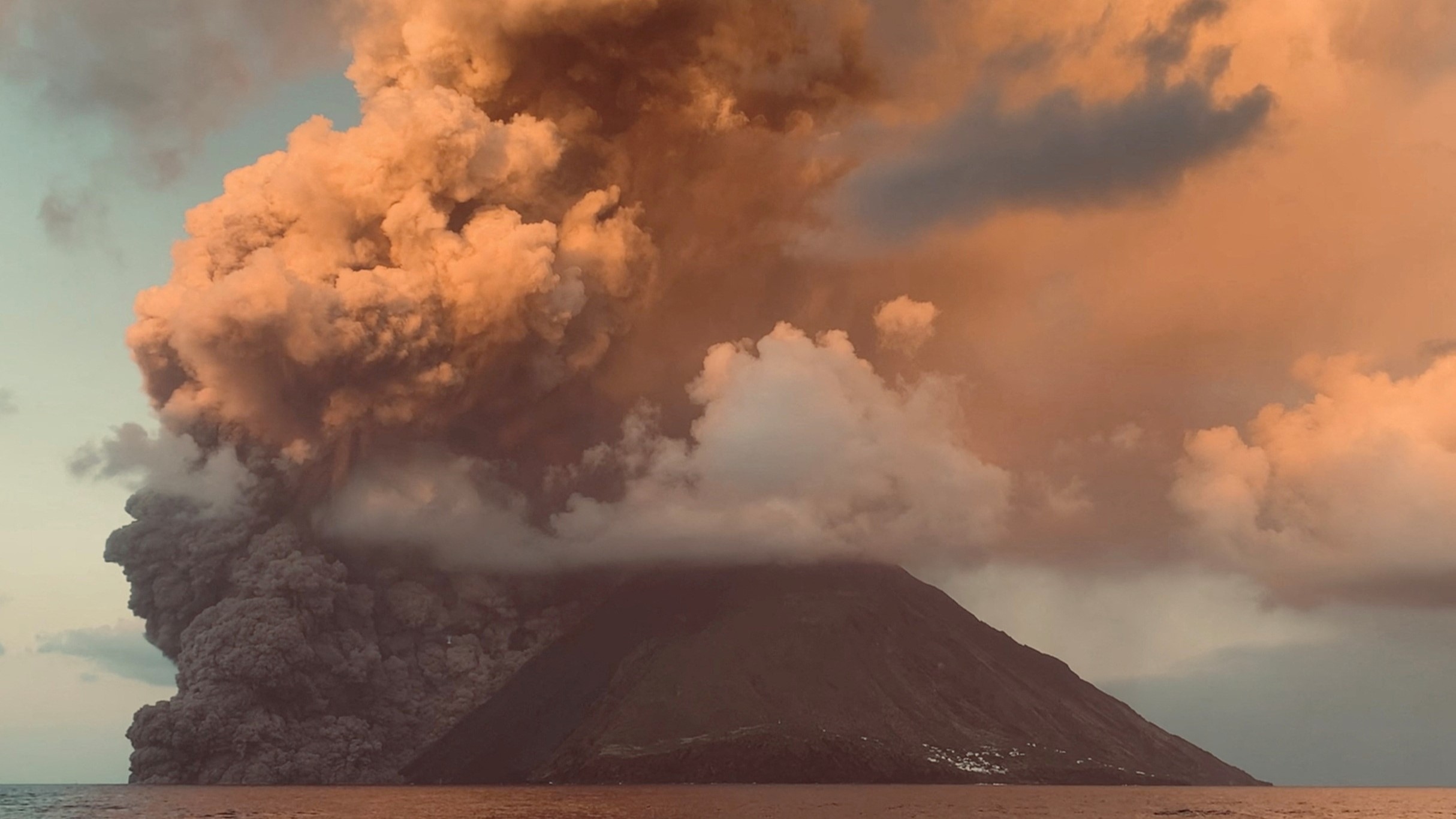 Erupción del volcán Stromboli arroja lava e imponente columna de humo sobre cielos de Italia