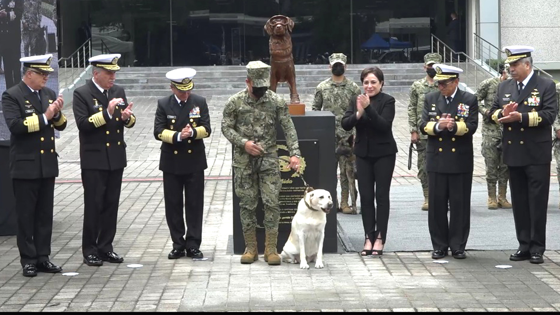 Marina rinde homenaje a la perrita rescatista Frida