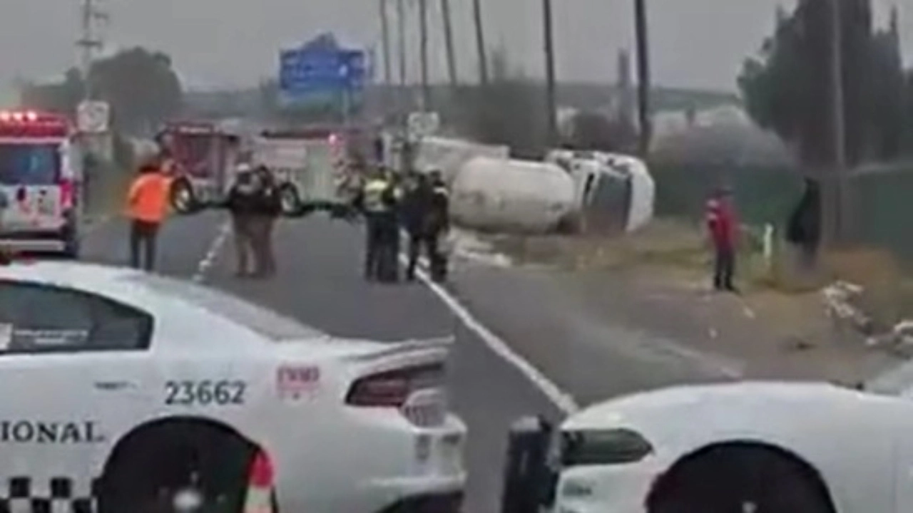 Vuelca pipa de gas en autopista Peñón-Texcoco HOY: ¡Edomex en alerta! Caos vial por bloqueo de ...