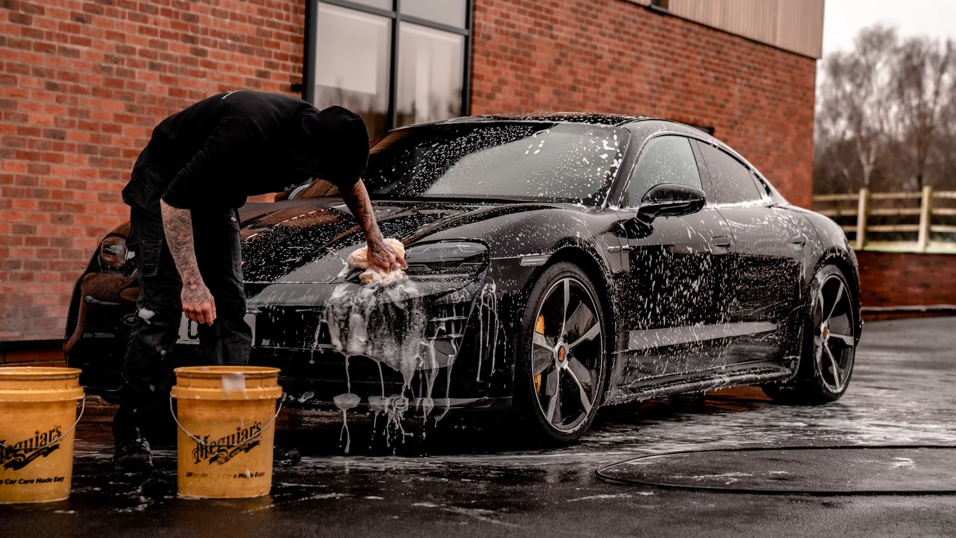 ¿Cómo lavar el auto sin gastar tanta agua?