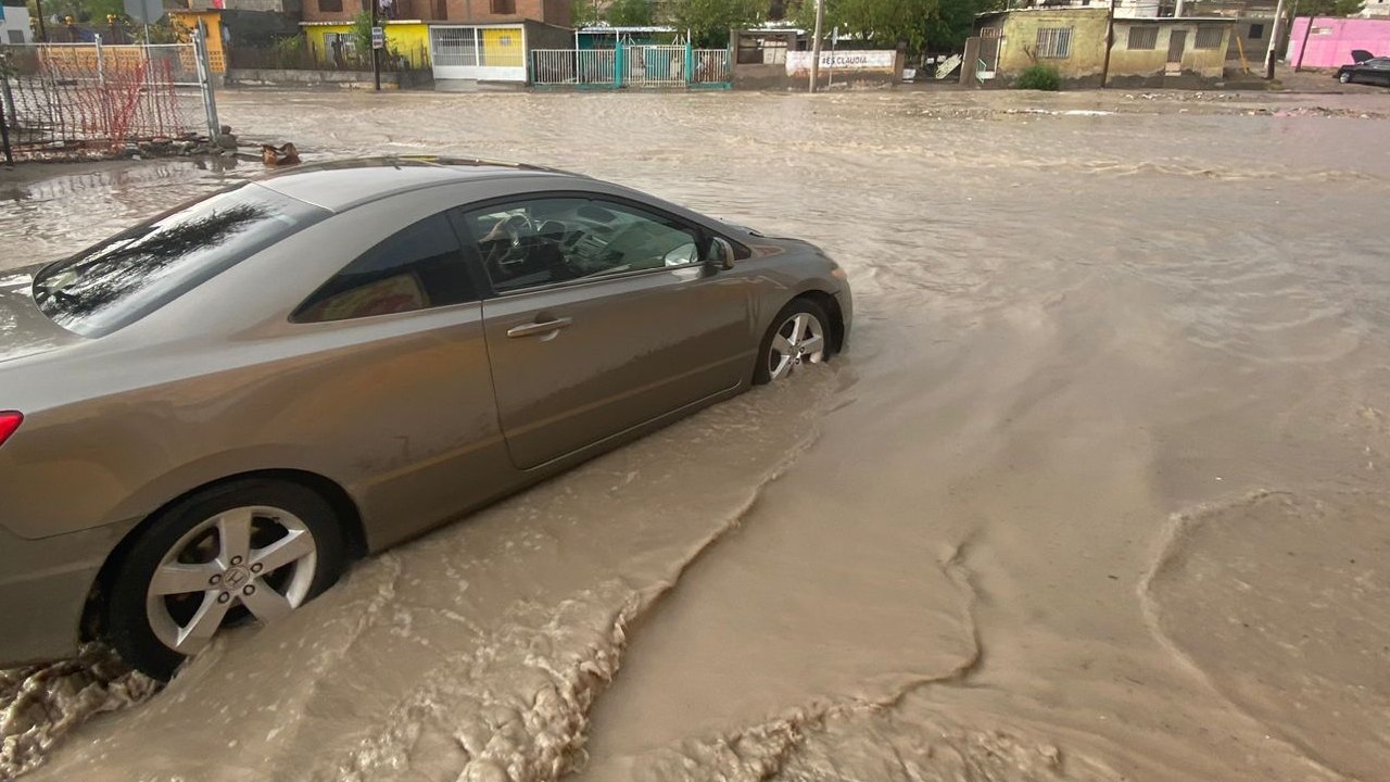 Calles cerradas por inundaciones en Ciudad Juárez hoy