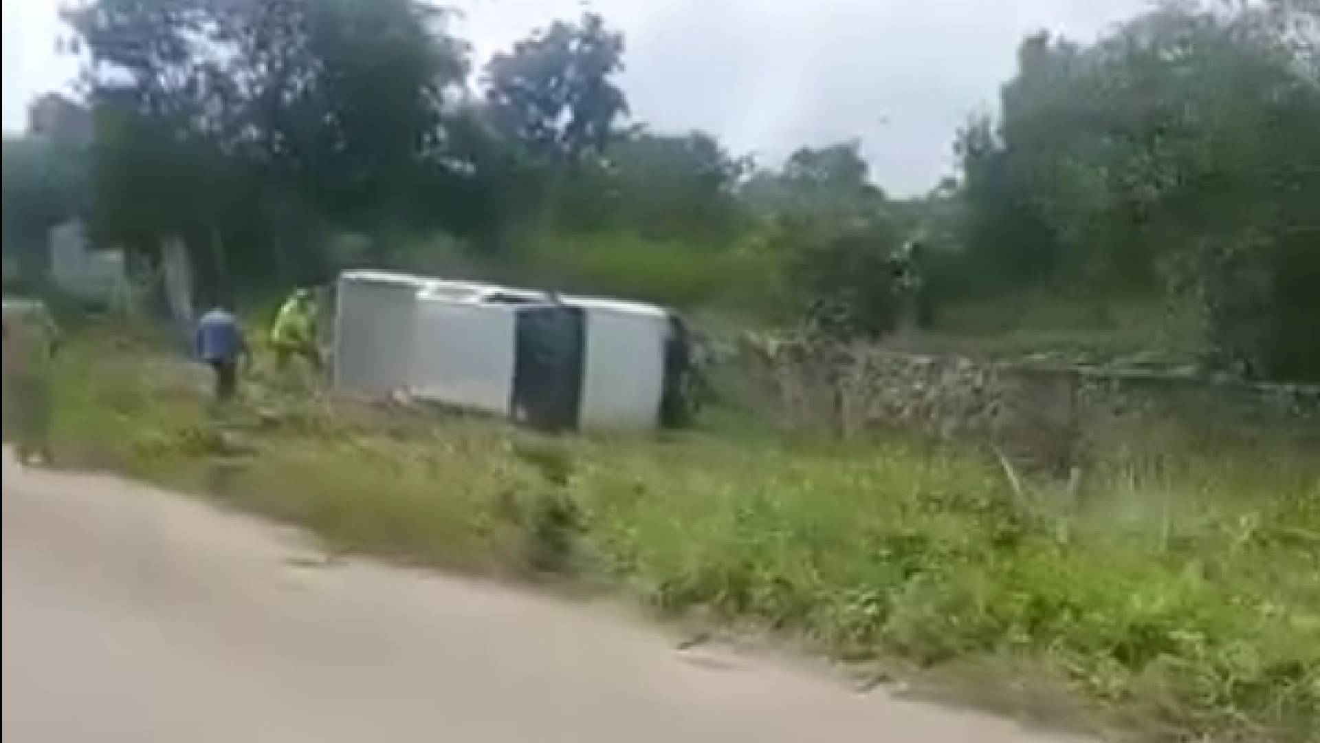 Fuerte accidente termina con una camioneta volcada; esto sabemos