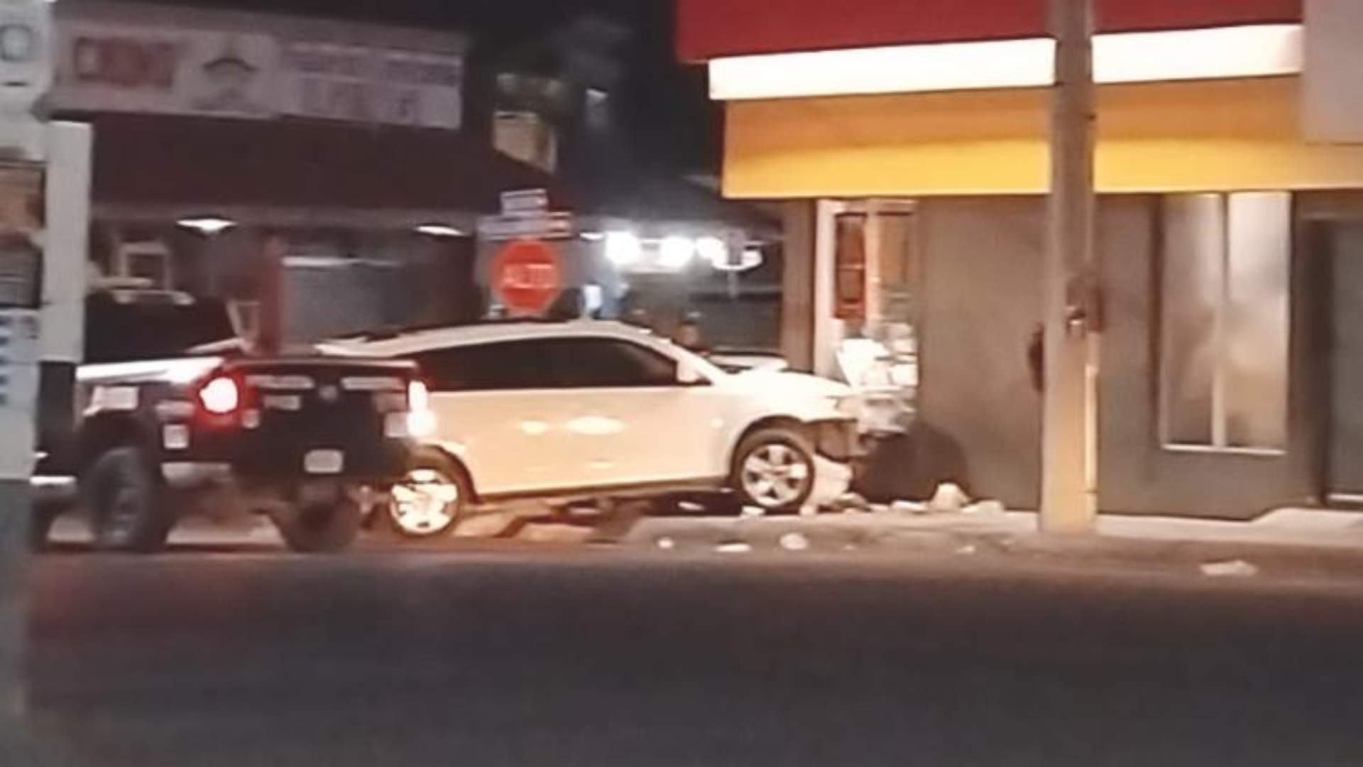Conductor pierde el control y se impacta contra un Oxxo en ciudad Delicias