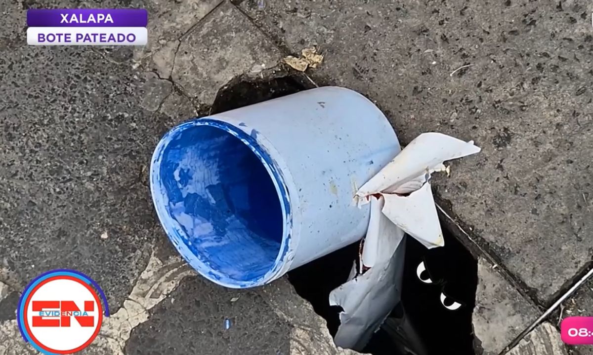 Usan bote para cubrir un hoyo en la calle Miguel Hidalgo en Xalapa