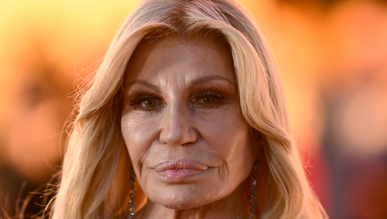 Donatella Versace sorprende con rostro joven en 2024: Así se ve ahora