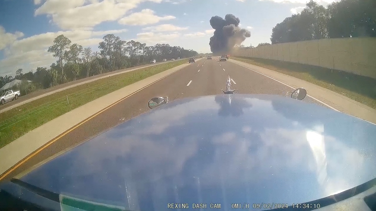 VIDEO: Momento exacto en que avioneta choca en autopista de Florida