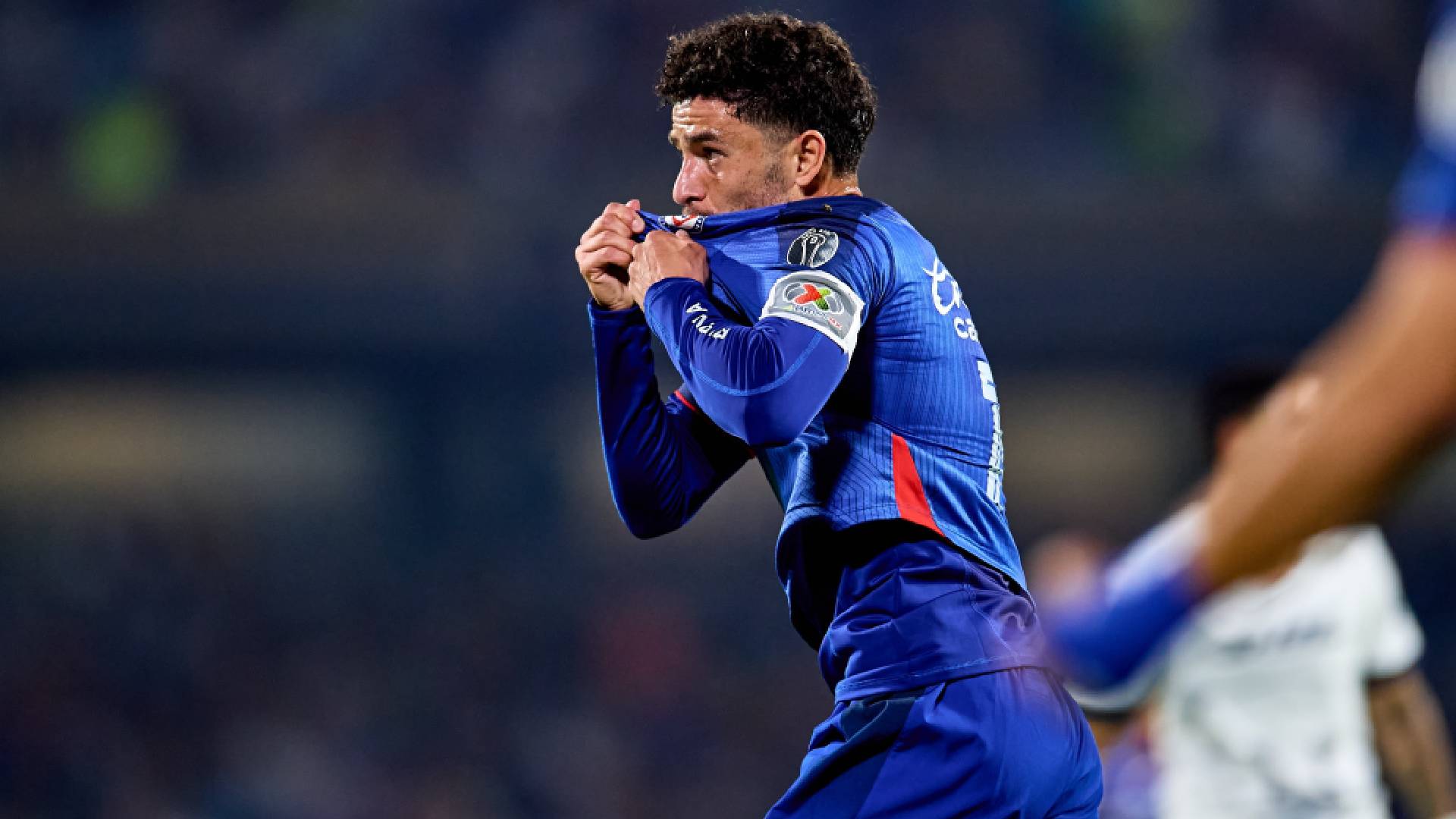 Nacho Rivero muestra la herida en su cabeza tras el Cruz Azul-Xolos