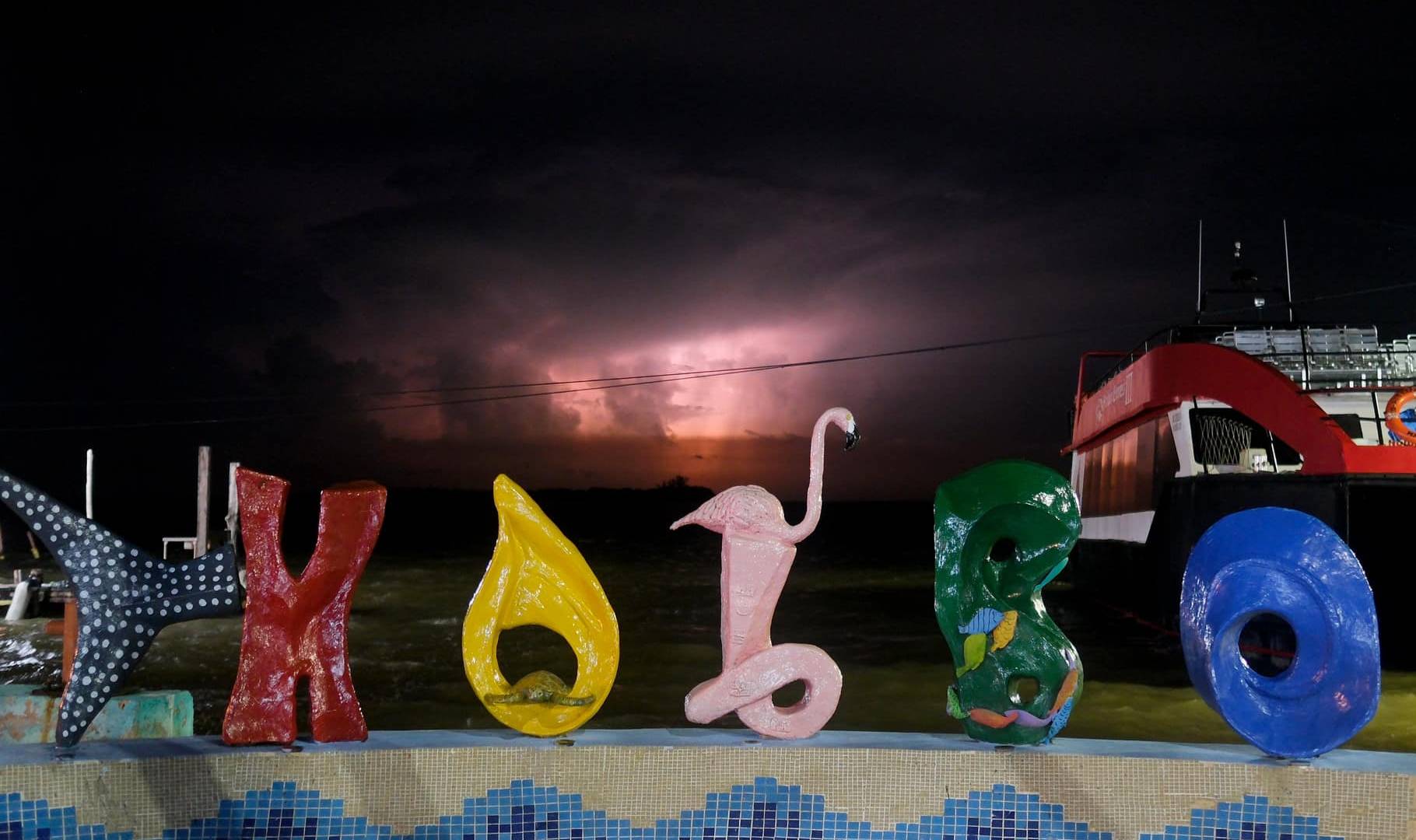 Más de 2 mil personas salen de Holbox por Huracán Milton cerca de ...