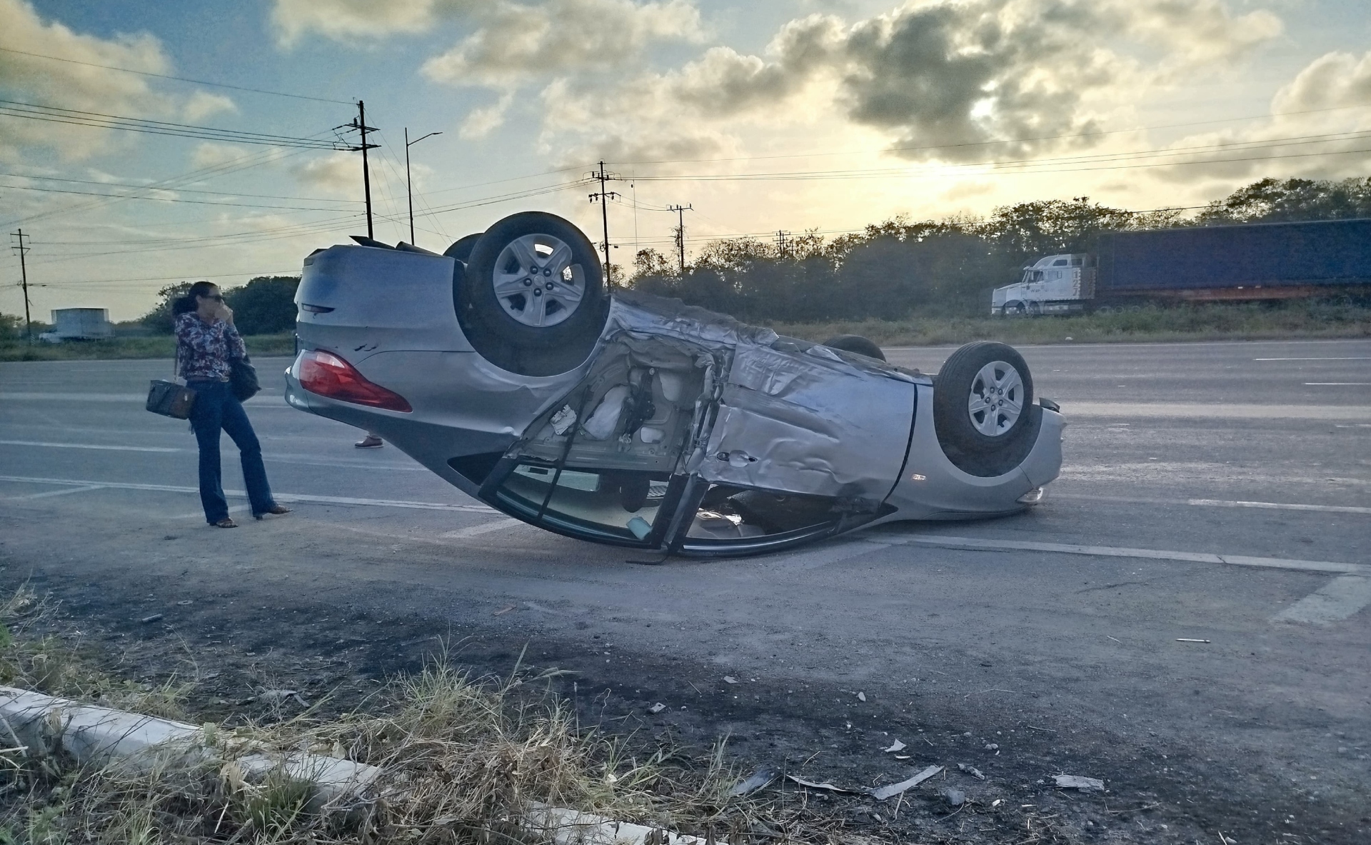 Fuerte accidente en carretera Mérida - Progreso deja un auto volcado y ...