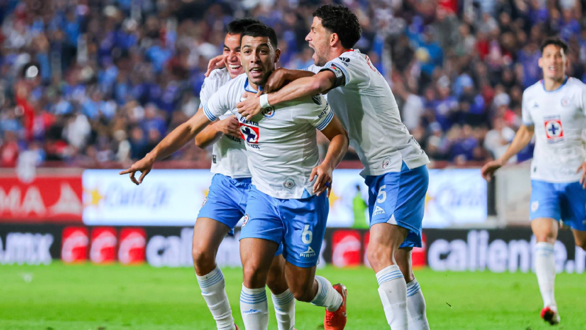 Erik Lira marca su primer gol en su carrera como profesional con Cruz Azul