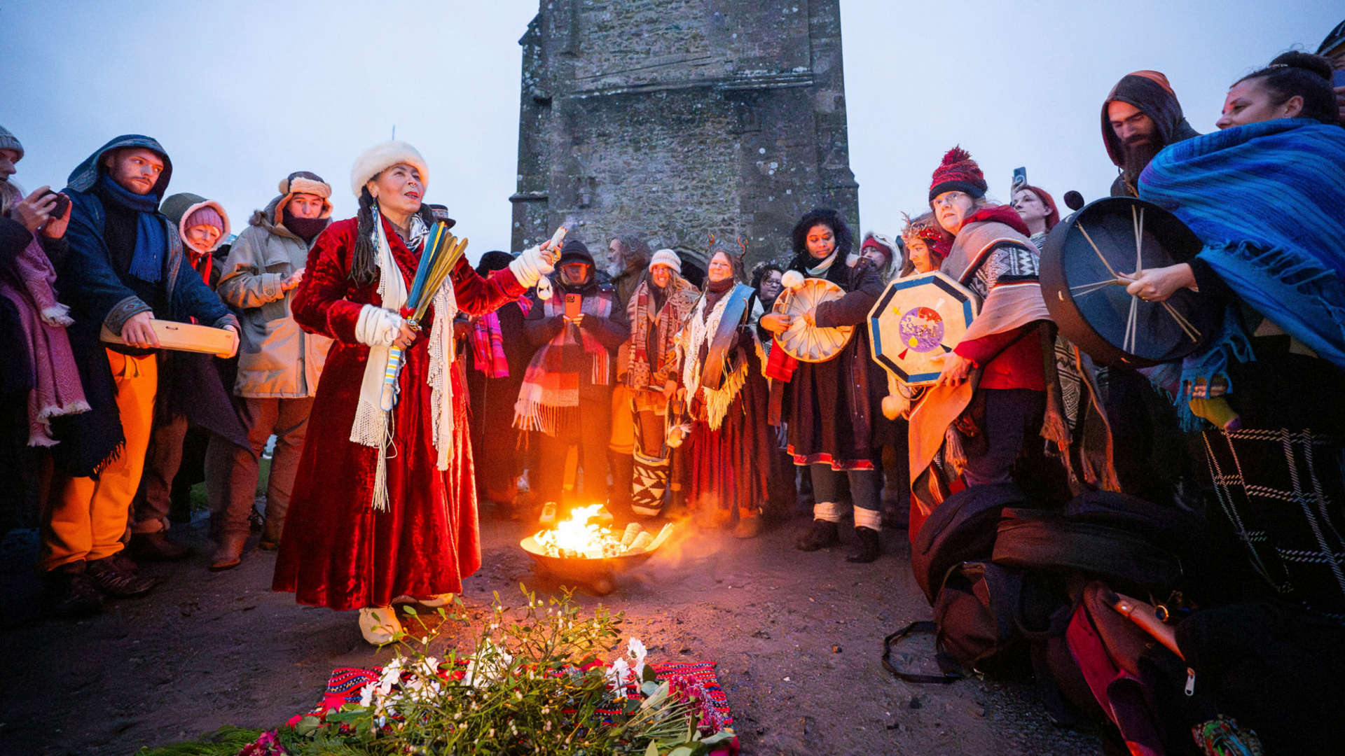 Miles de personas reciben el solsticio de invierno en Stonehenge