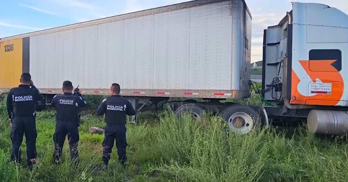 Robo de tráiler desata persecución en Querétaro