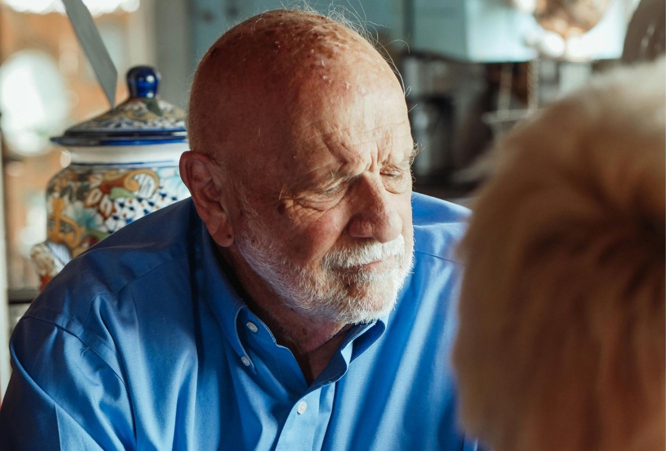 Cobran más de 44 mil pesos a abuelito por un café en CDMX: qué pasó