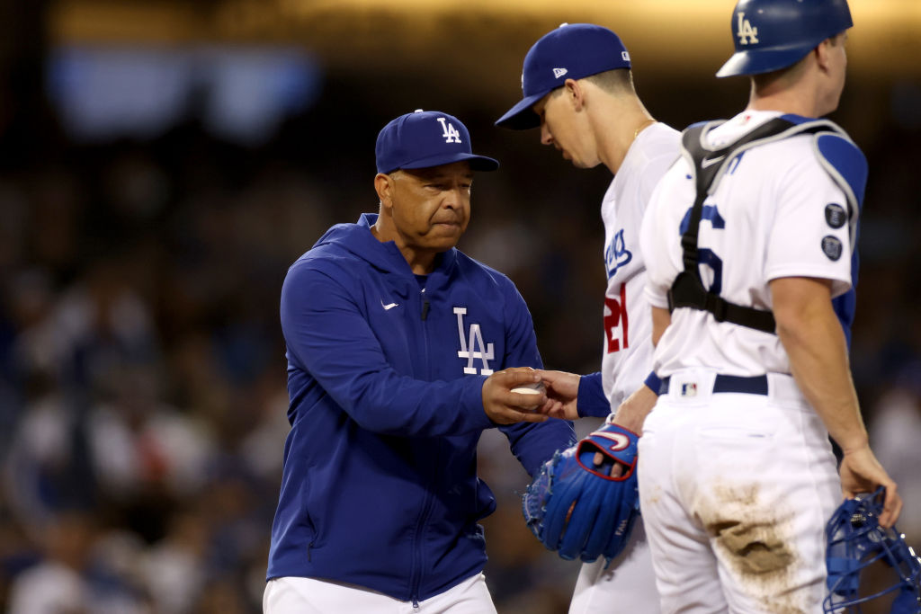 Walker Buelher ex pitcher de los Dodgers firma con los San Diego Padres