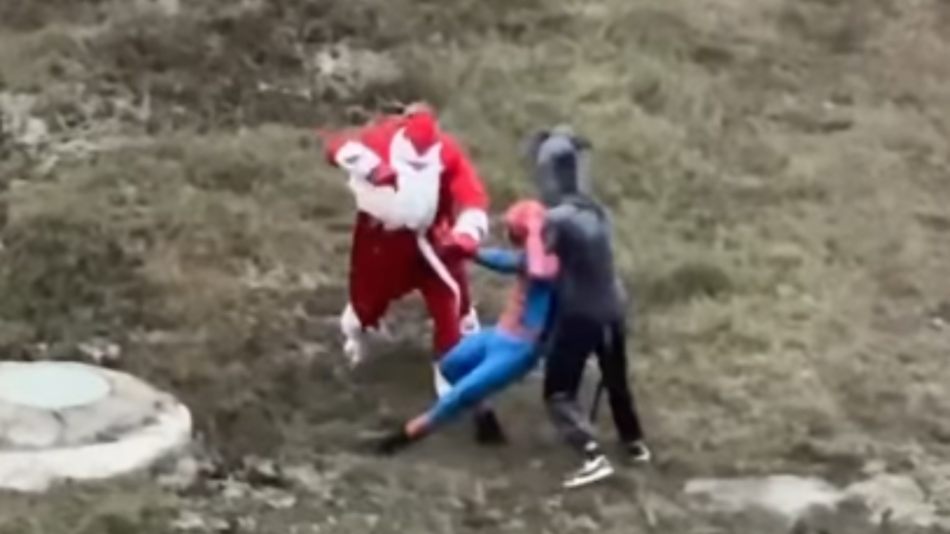 Santa vs Spider-Man: la insólita pelea captada en video