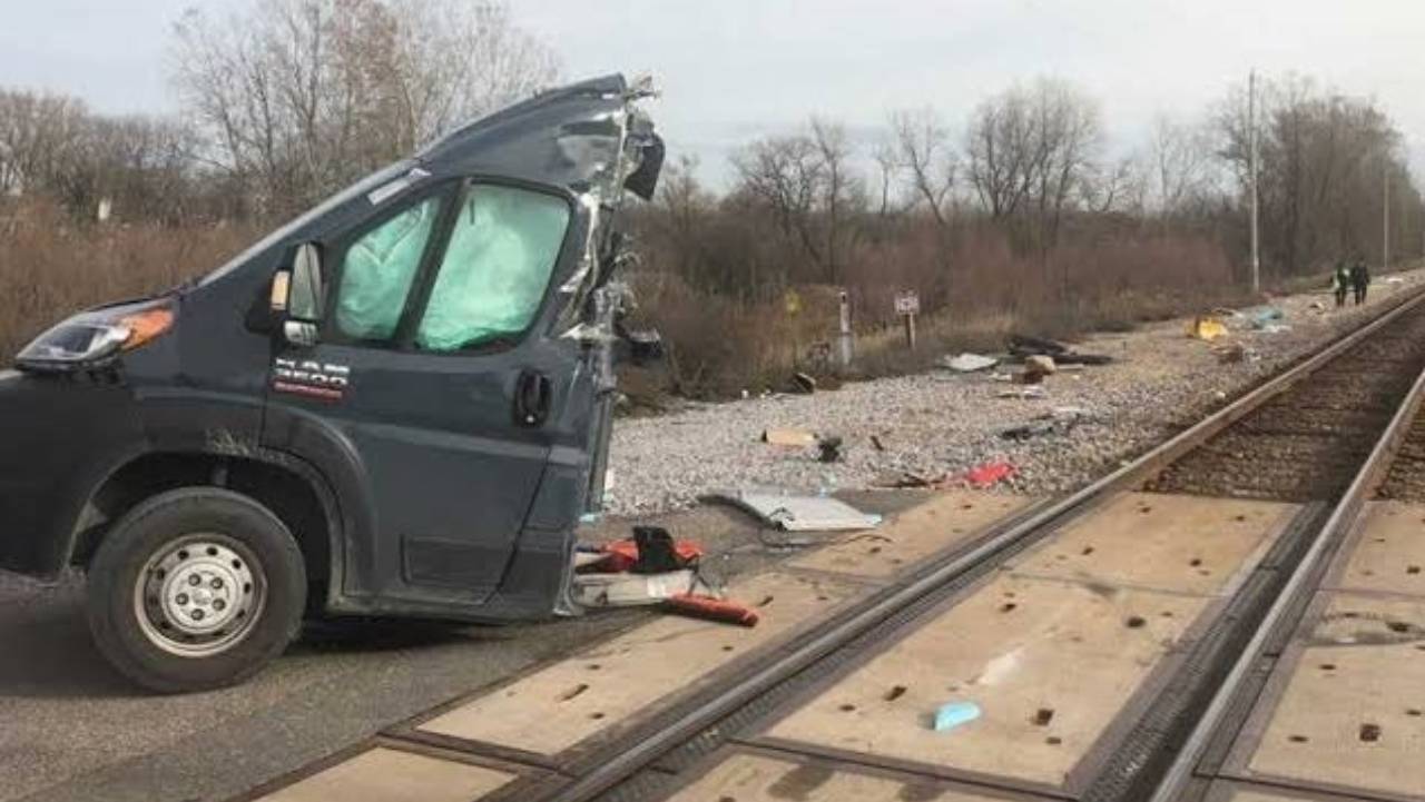 Tren embiste camioneta repartidora a la mitad y el video se viraliza en ...
