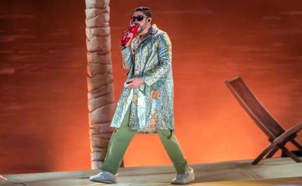 Filtran apasionado beso entre Bad Bunny y Gael García