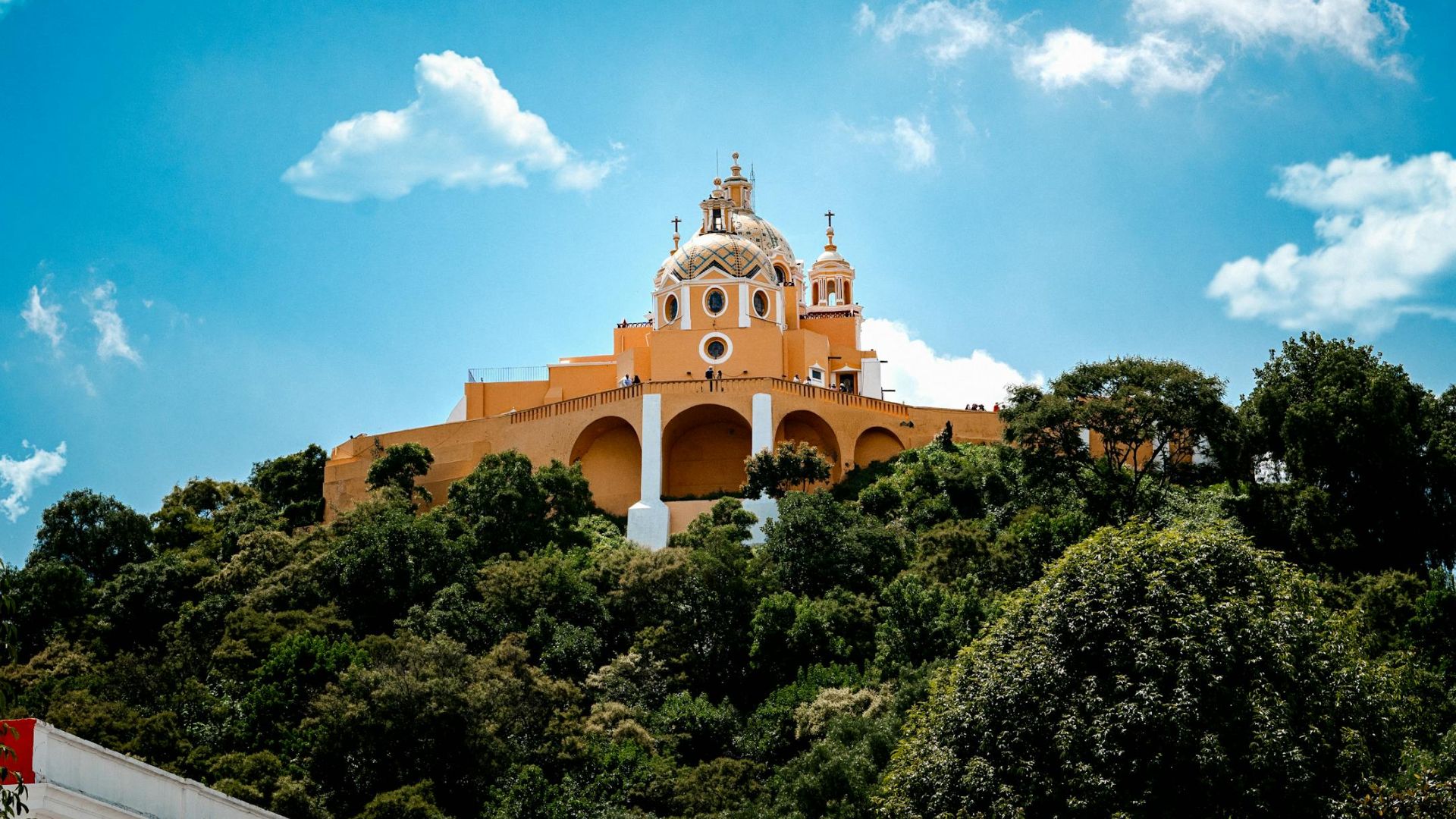 Turistas disfrutan de la zona arqueológica de Cholula pese al calor ...