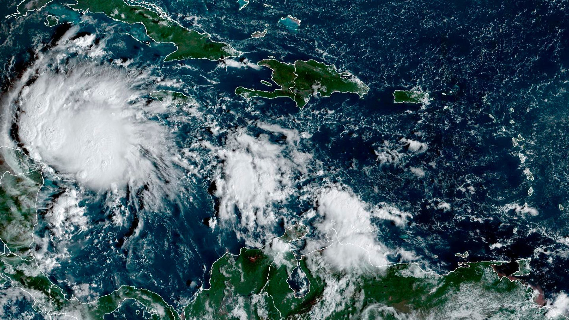 Tormenta Lisa se convierte en huracán y apunta a Belice
