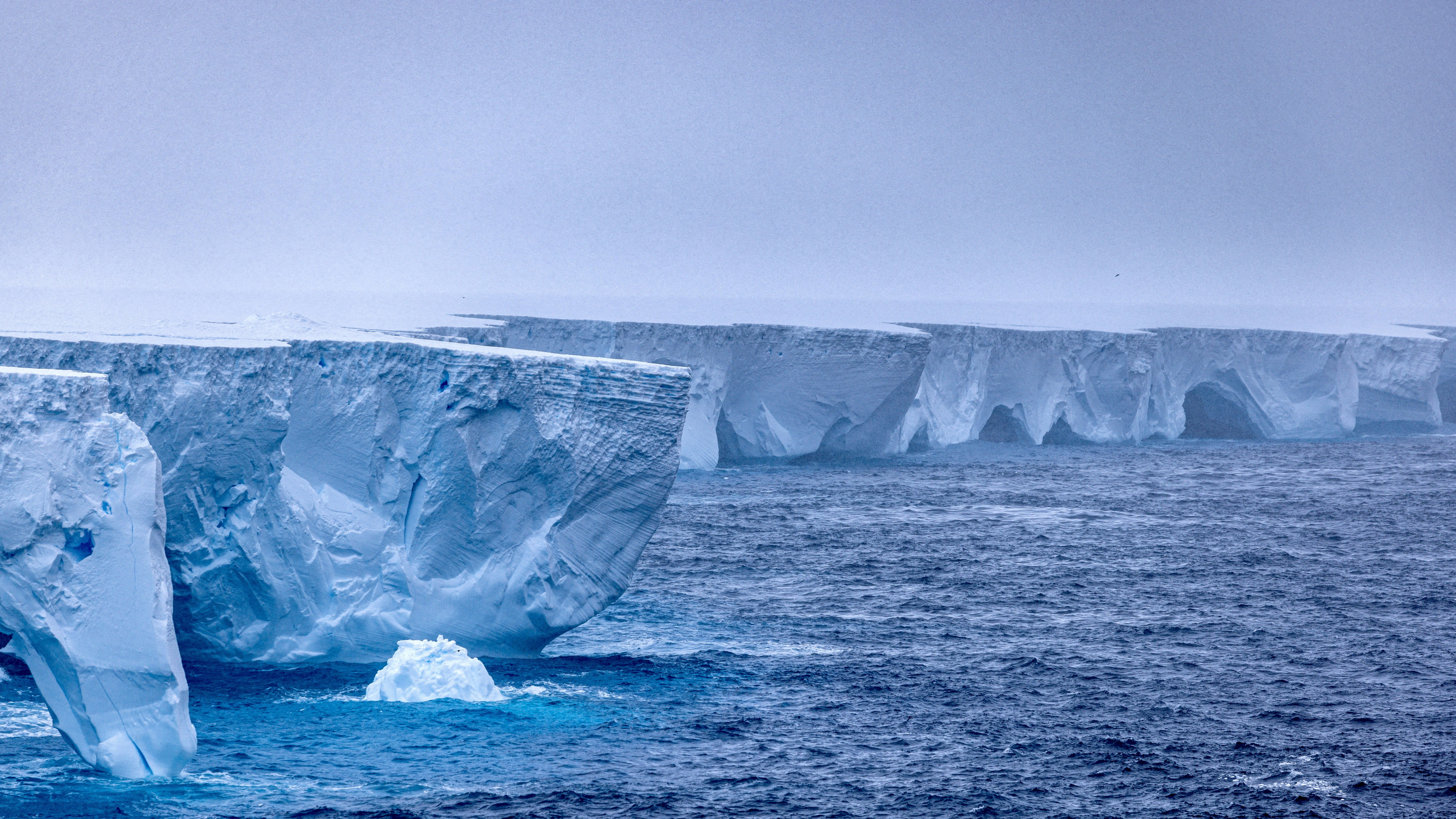 El iceberg más grande del mundo comienza a romperse y alerta a la ciencia