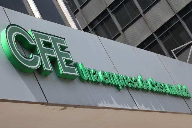 Accidente de helicóptero de la CFE deja tres muertos