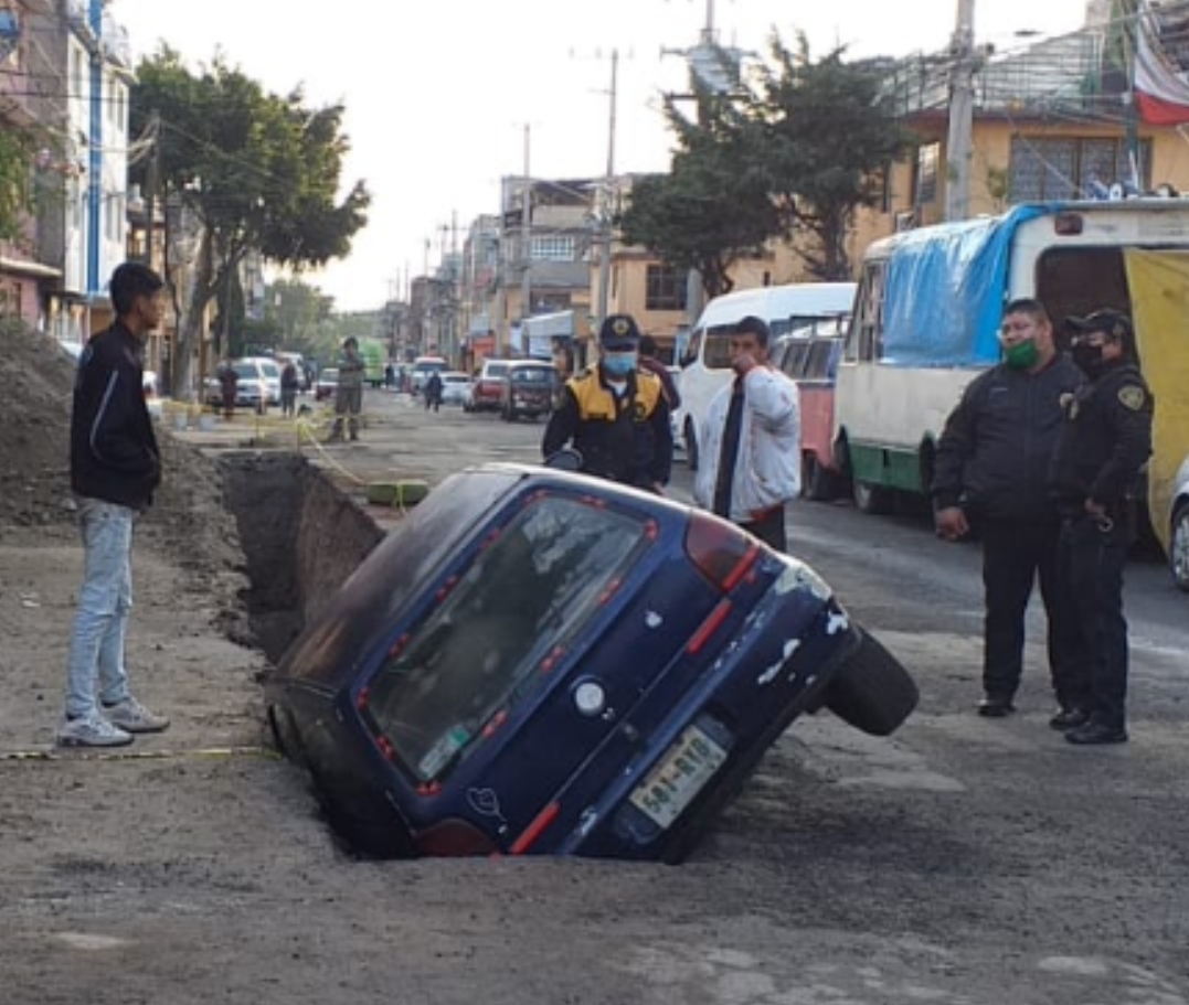 Cae automóvil a zanja en alcaldía Álvaro Obregón