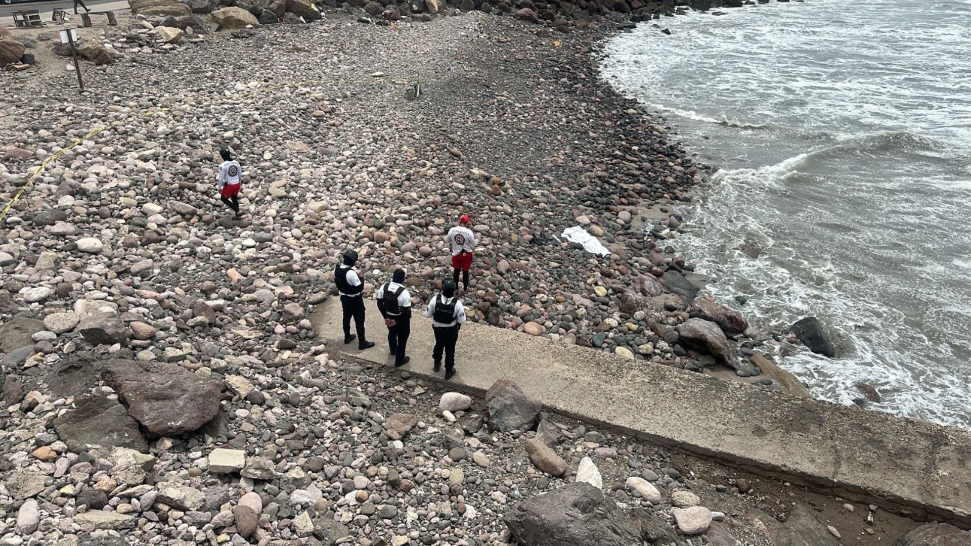 Encuentran sin vida a una mujer en playa de Mazatlán