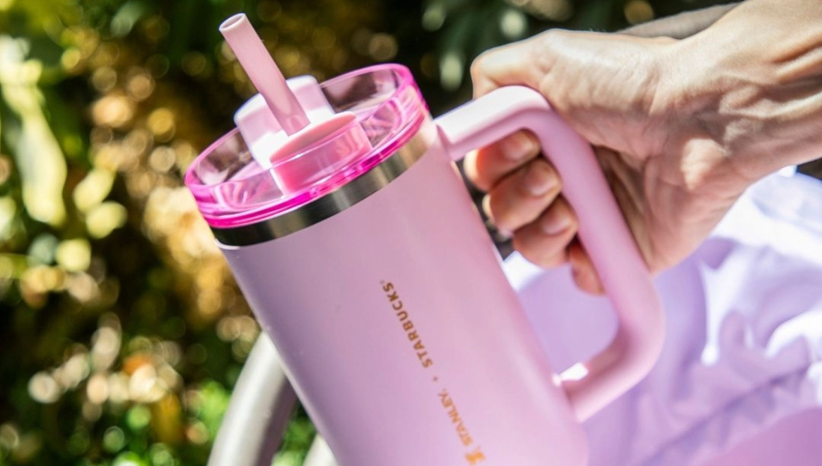 ¿Cuánto cuesta el vaso rosa Stanley de Starbucks y por qué es tan famoso?