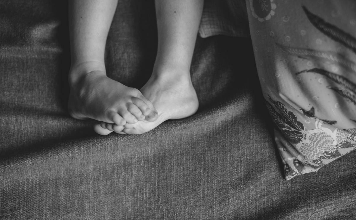 Mujer intenta asfixiar a su hijo de 7 años, es detenida