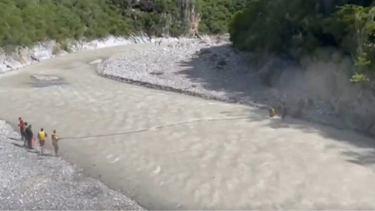 VIDEO: Rescatan a 16 personas desaparecidas en el Río Pilón de Nuevo León